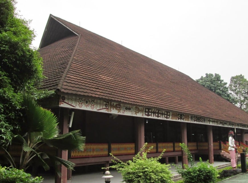 PETA MALUKU : Kekayaan Alam, Sosial Budaya, Wisata (Lengkap)