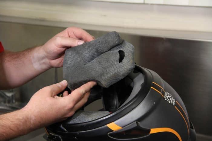 Peluang Usaha Cuci Helm beserta Analisanya (Terlengkap)