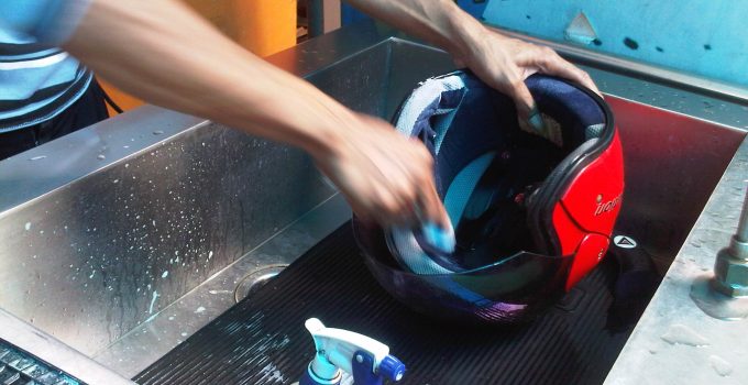 Peluang Usaha Cuci Helm beserta Analisanya (Terlengkap)